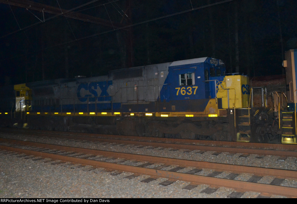 CSX C40-8 7637 trails on Q410-01